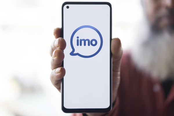 Dhaka, Bangladesh - 15 de enero de 2024: Imo logo on smartphone.Imo is an audio / video calling ...