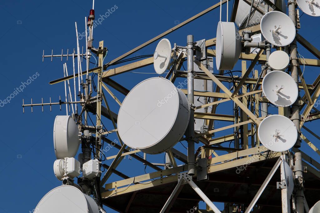 Grupo de platos y antenas para telecomunicaciones de diversos tipos ...
