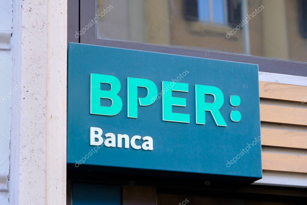 El logotipo de Bper Banca spa fuera de una sucursal en Roma. 2023