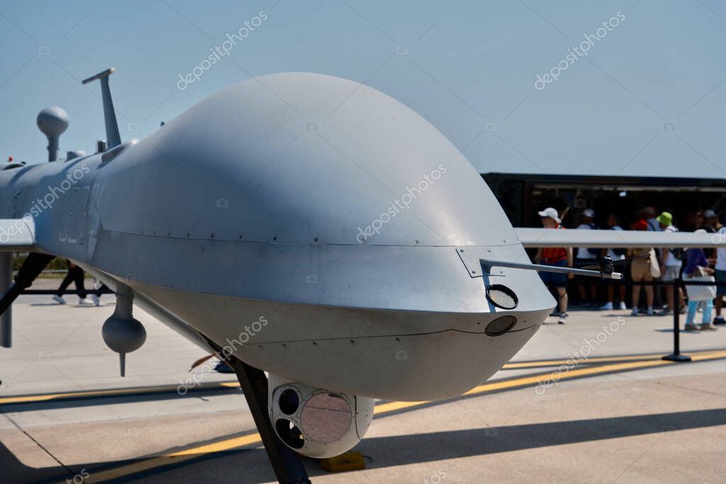 Frente a un depredador italiano MQ-9A B. de la Fuerza Aérea El Predator ...