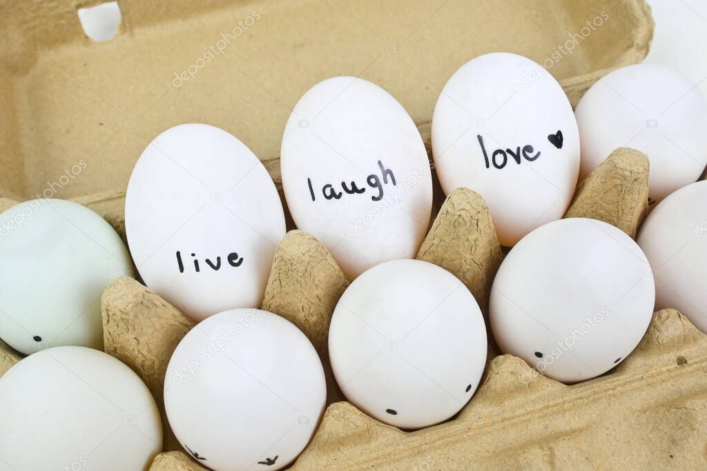 Huevos felices escritos en vivo, risa, amor. Citar frases para la ...