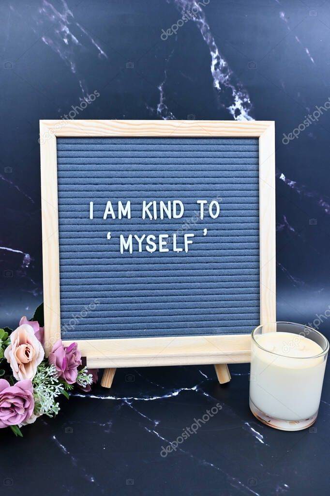 Tablero gris con frase Auto cuidado, soy amable conmigo mismo. Amor ...