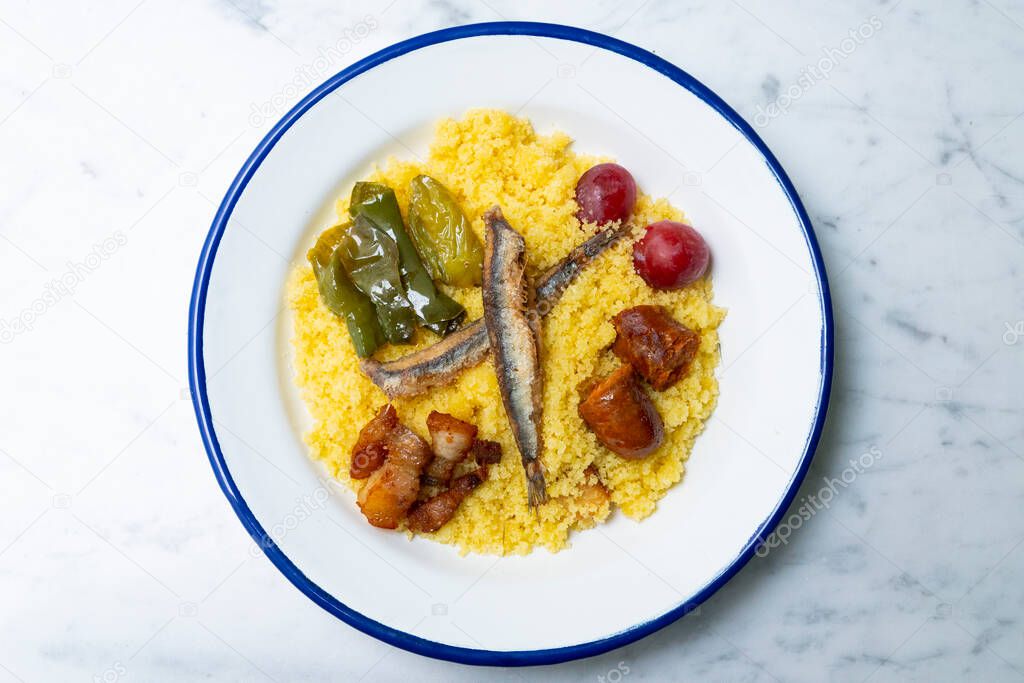 tapa española de Migas. Receta con pan rallado, anchoas, chorizo y ...