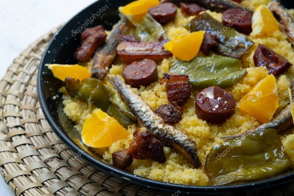 tapa española de Migas. Receta con pan rallado, anchoas, chorizo y ...