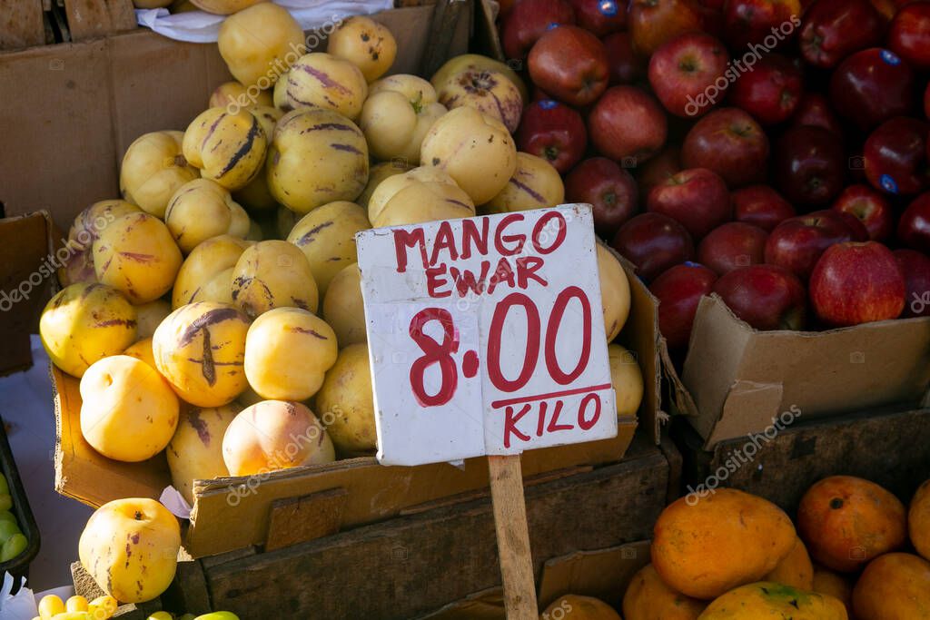 Variedad de mango peruano de la selva peruana en un mercado de una zona ...