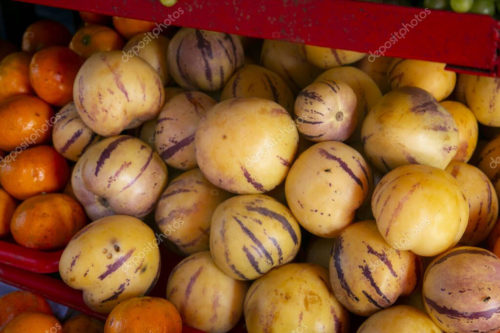 Variedad de mango peruano de la selva peruana en un mercado de una zona ...