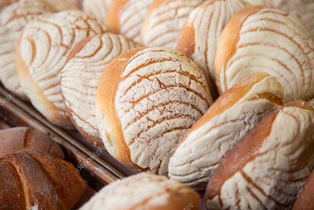 Pan de concha. Pan dulce mexicano en un puesto de comida callejera en ...