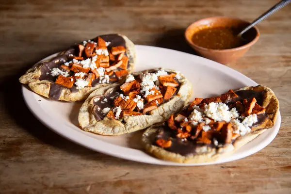 Memelas con carne seca. Memela es una tortilla ovalada, hecha de masa ...