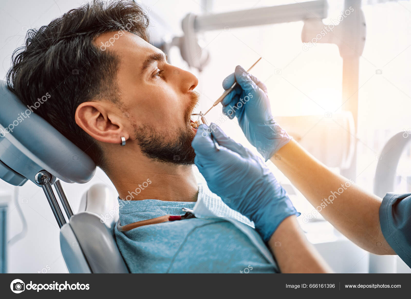 Una Visita Dentista Retrato Lateral Del Paciente Revisando Los Dientes ...