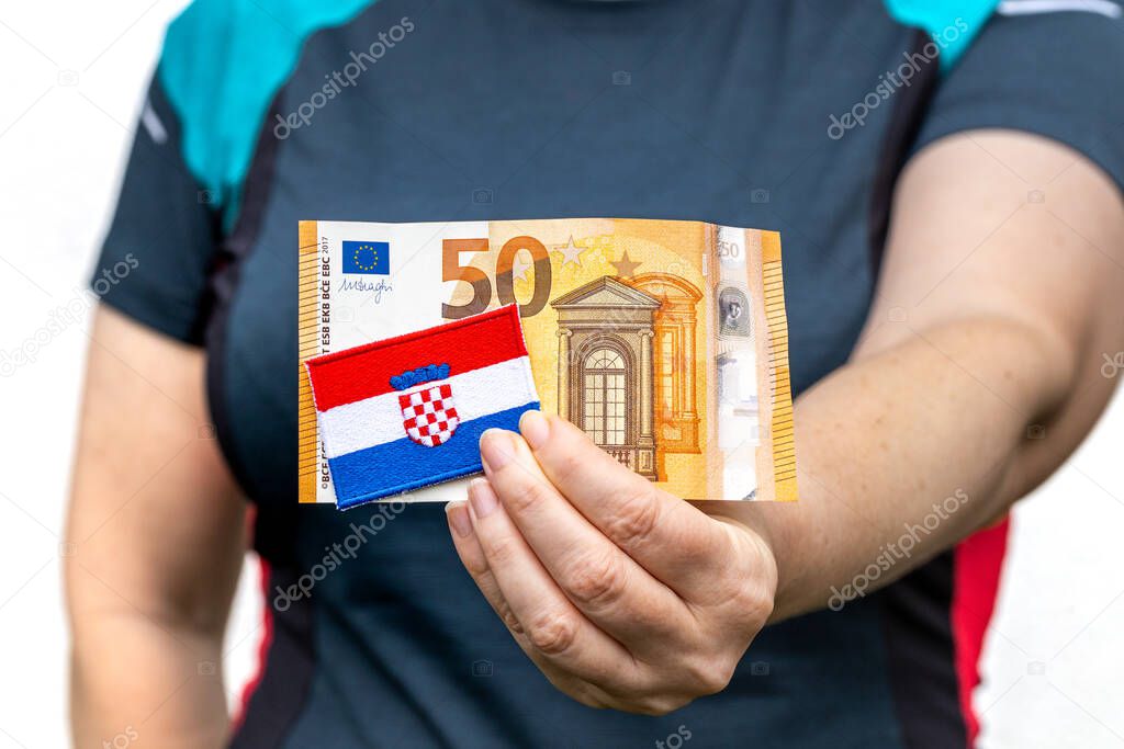 Mujer croata sosteniendo una bandera frente a ella. El símbolo de ...