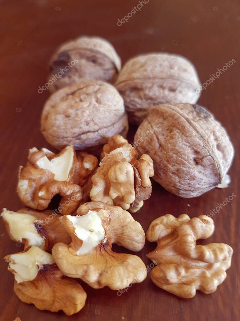 A view of the walnut with and without its shell 2023