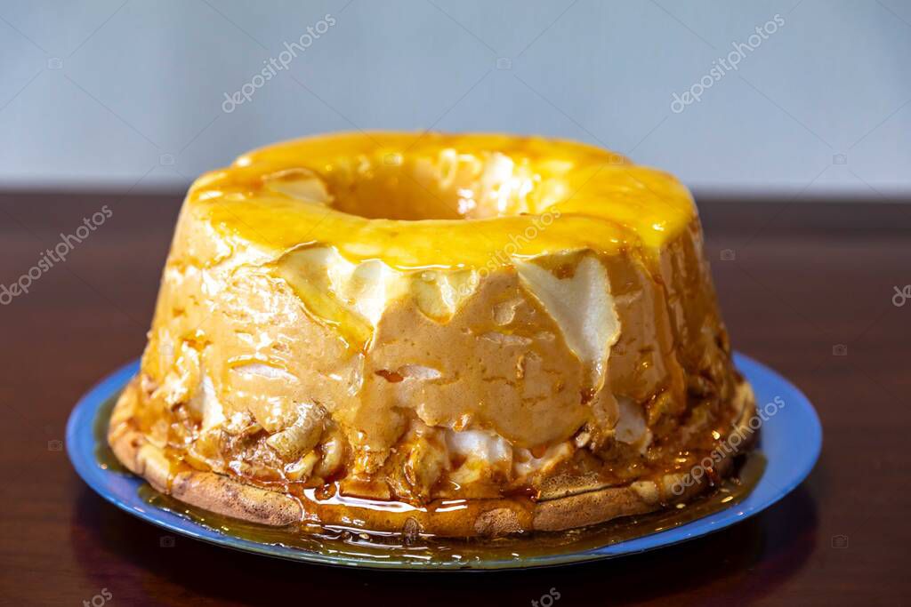 Pudín tradicional de clara de huevo caramelizado conocido como molotof ...