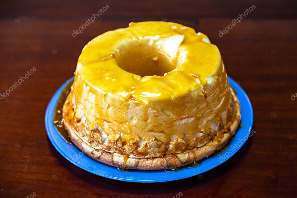 Pudín tradicional de clara de huevo caramelizado conocido como molotof ...