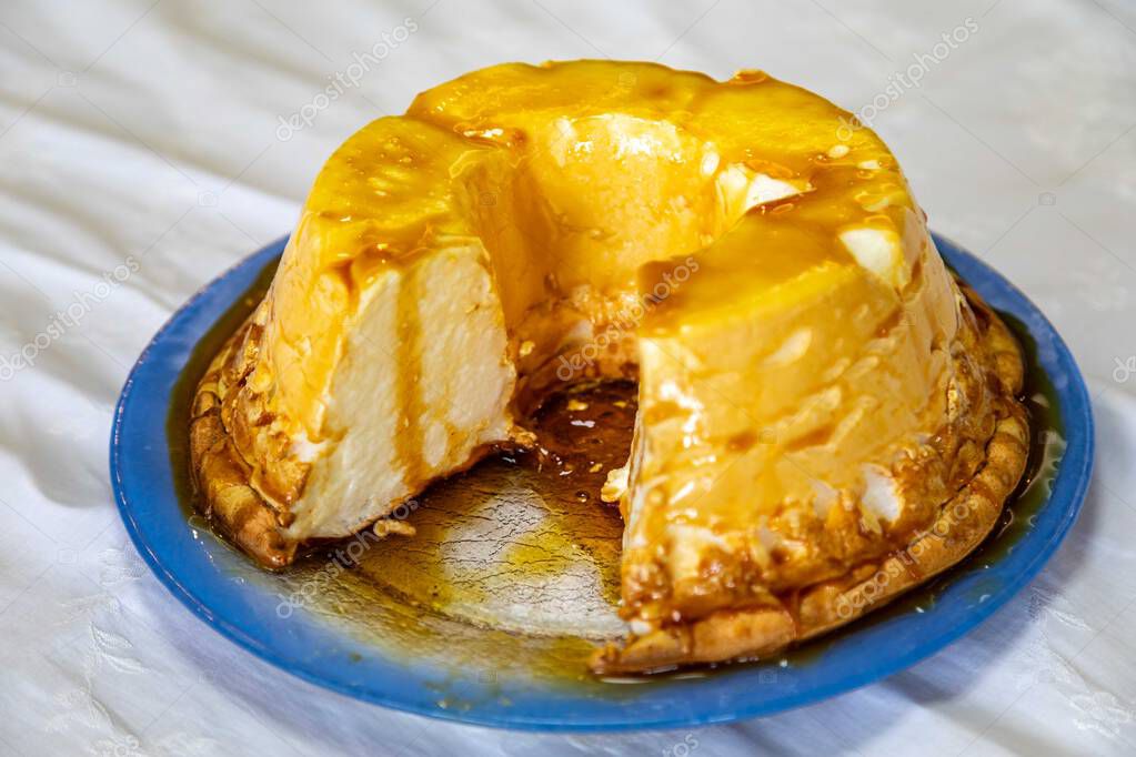 Pudín tradicional de clara de huevo caramelizado conocido como molotof ...