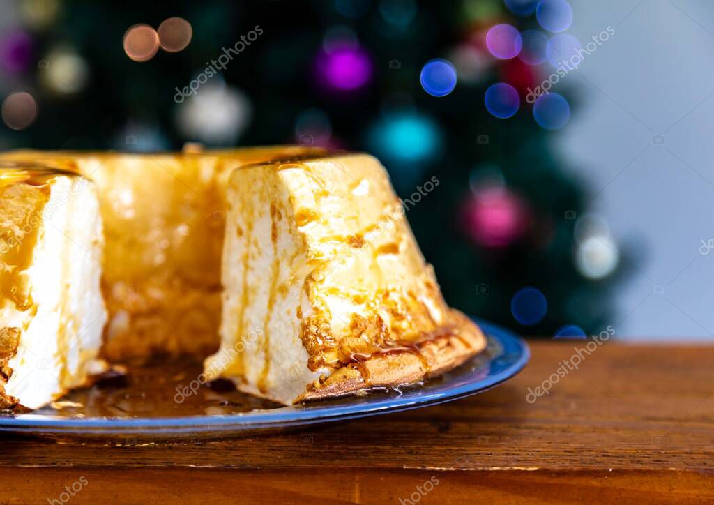 Pudín tradicional de clara de huevo caramelizado conocido como molotof ...