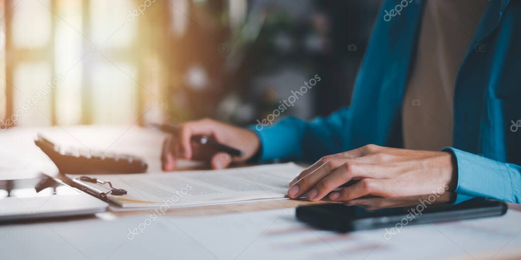 Trabajador de oficina que revisa documentos comerciales, documentos ... Trabajador de oficina que revisa documentos comerciales, documentos ...