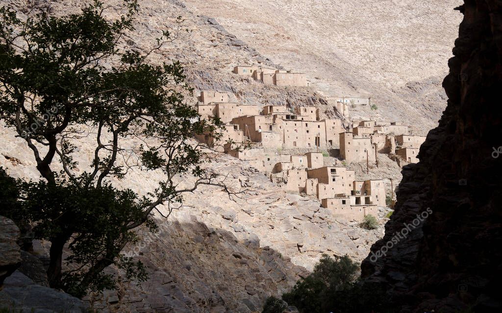 the villages, castles of the High Atlas, are mixed with nature ...