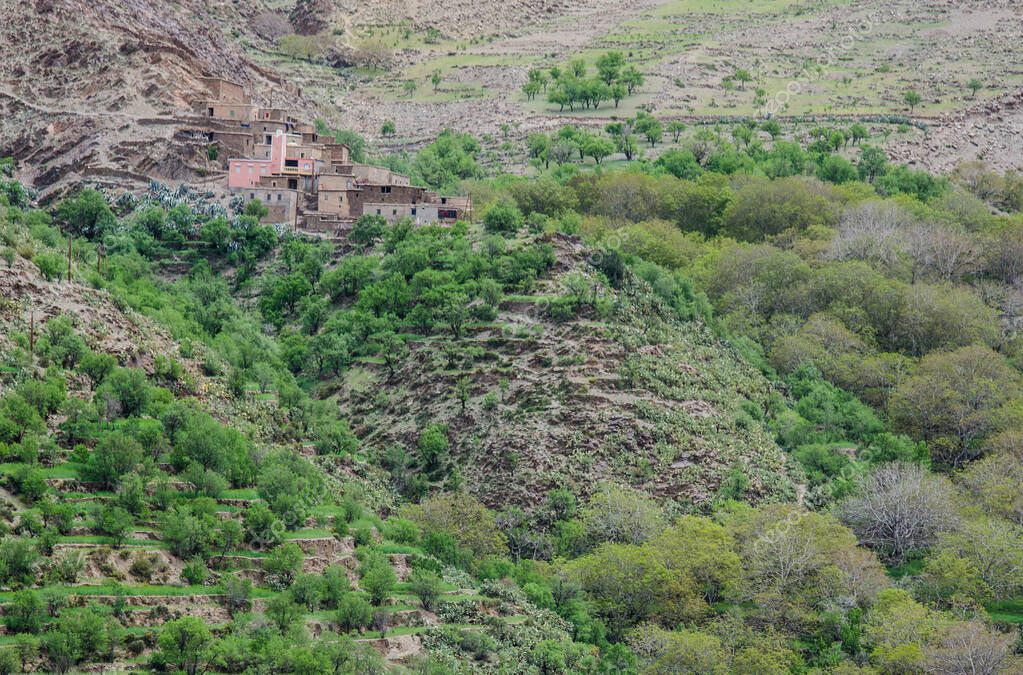 the villages, castles of the High Atlas, are mixed with nature ...