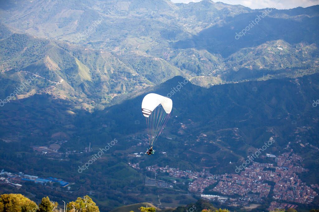 Gente parapente sobre las hermosas montañas del departamento de Antioquia en Colombia. Parapente ...