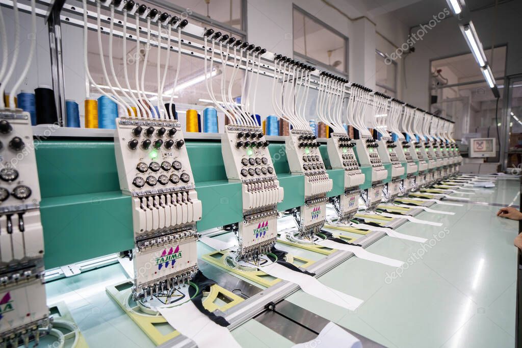 Máquina de coser moderna y automática de alta tecnología para el ...