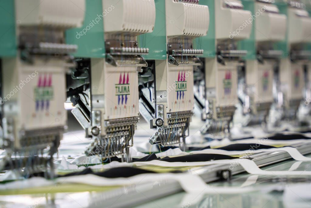 Máquina de coser moderna y automática de alta tecnología para el ...