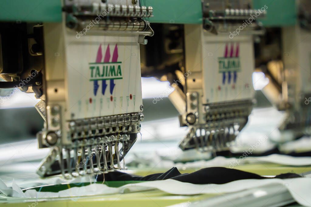 Máquina de coser moderna y automática de alta tecnología para el ...