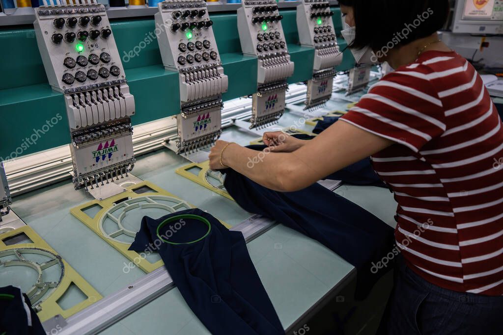 Máquina de coser moderna y automática de alta tecnología para el ...