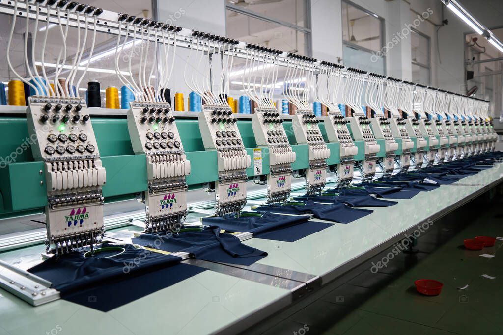 Máquina de coser moderna y automática de alta tecnología para el ...