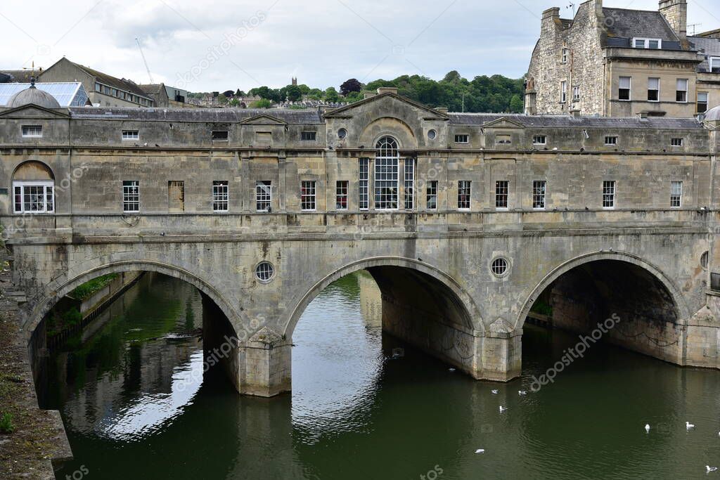 Vista del puente Pulteney sobre el río Avon en Bath England - Diseñado ...