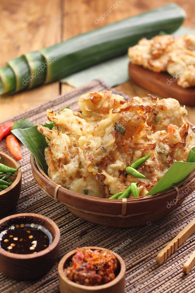 Bakwan es un alimento frito hecho de verduras y harina de trigo que se ...