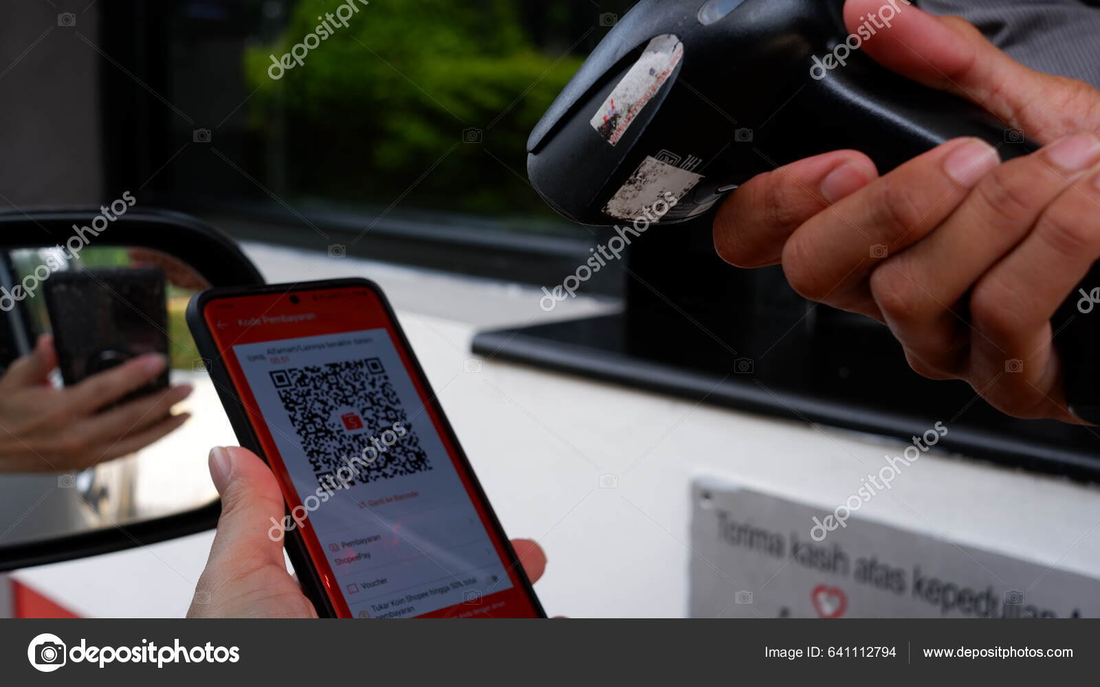 Cashier Scan Code Smartphone Drive Thru Cashless Payment Shopee Pay ...