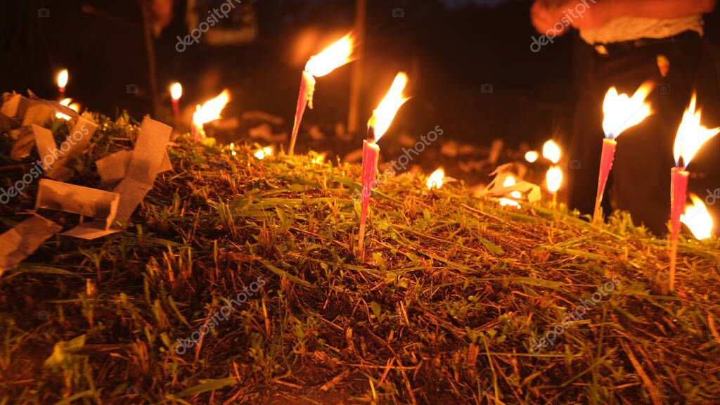 encender velas en las tumbas ancestrales en la celebración de Cheng ...