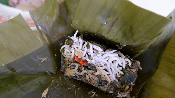 Botok daun singkong y ikan teri es un salvavidas de hojas con anchoa y ...