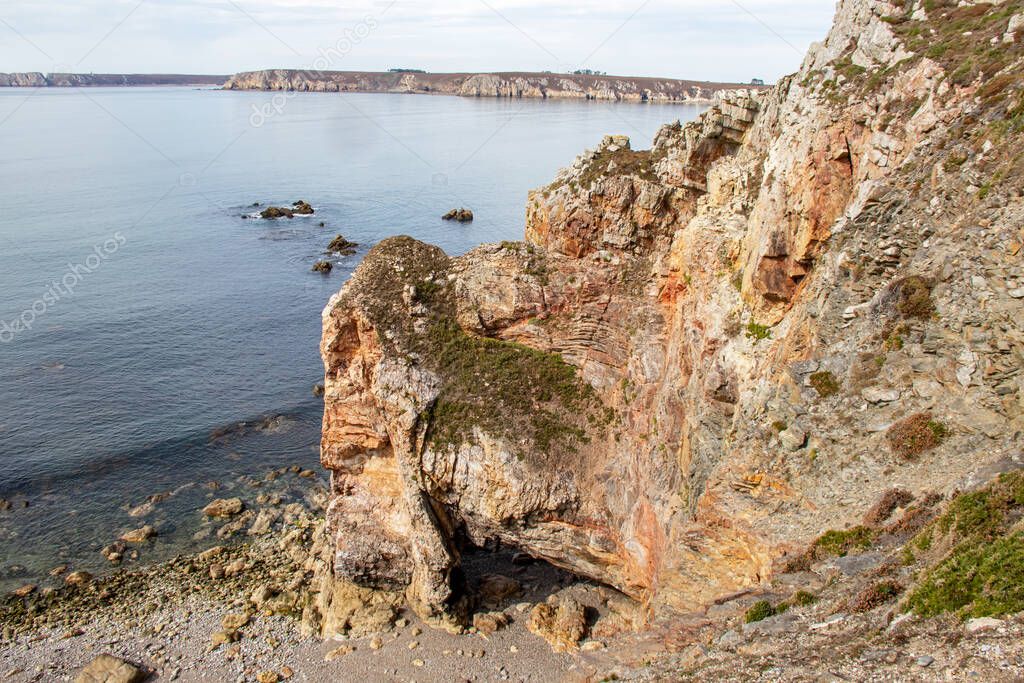 Le chateau de Dinan, pointe rocheuse a la Pointe de Dinan sur la presqu ...