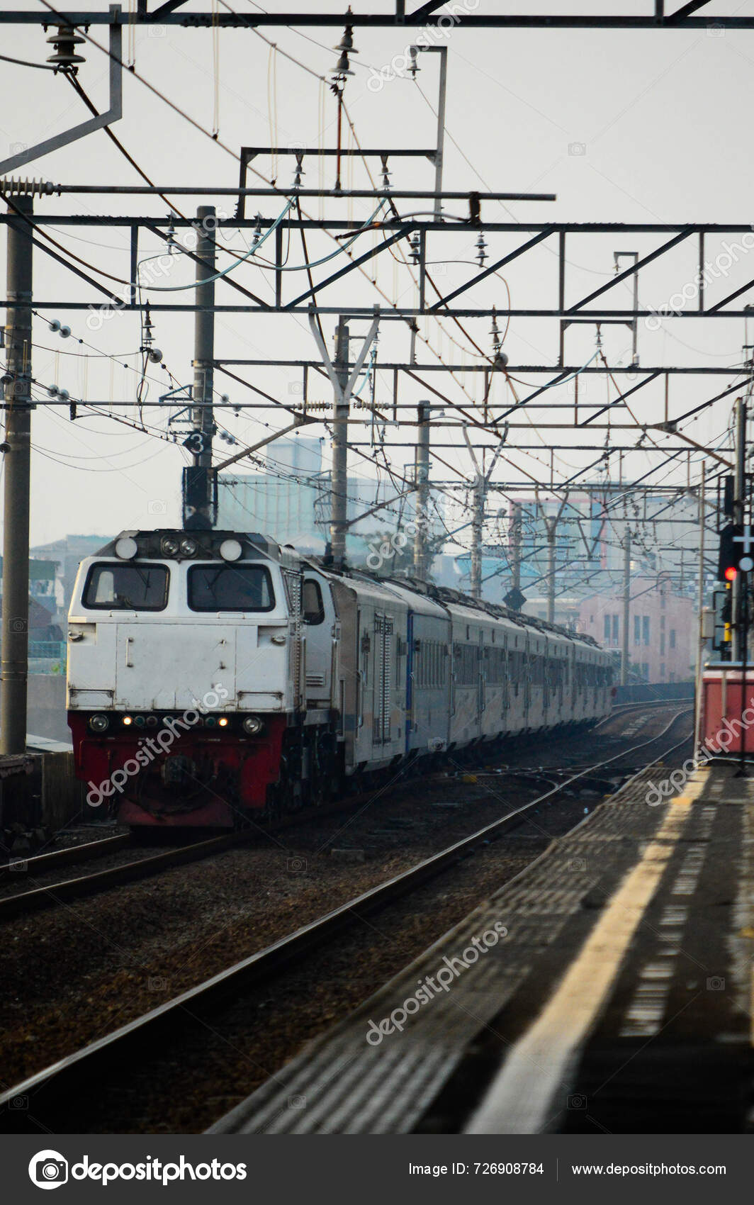Front View Train Waiting Passengers Station Day — Stock Photo ...