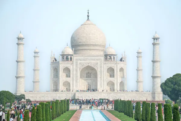 Taj mahal crystal sarovar premiere agra images libres de droit, photos ...
