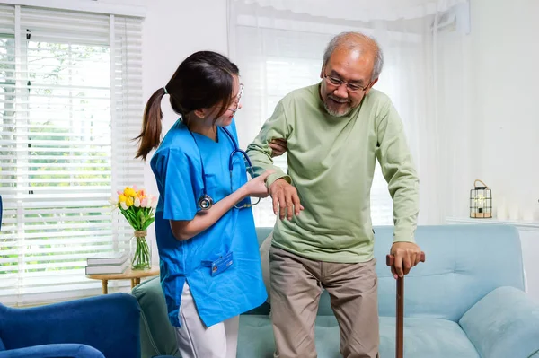 Paciente usando bengala Stock Photos, Royalty Free Paciente usando bengala Images | Depositphotos