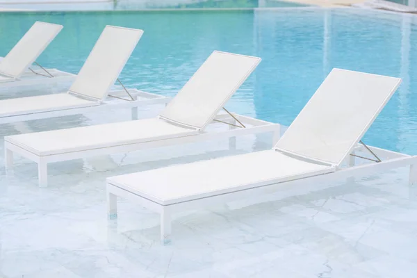 White pool chairs images libres de droit, photos de White pool chairs ...