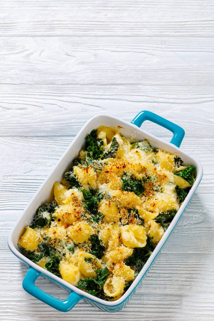 cheesy baked shell pasta with green leafy kale topped with crispy ...