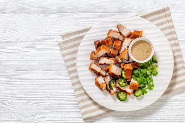 Lechon Kawali, filipino crujiente vientre de cerdo frito con salsa de ...