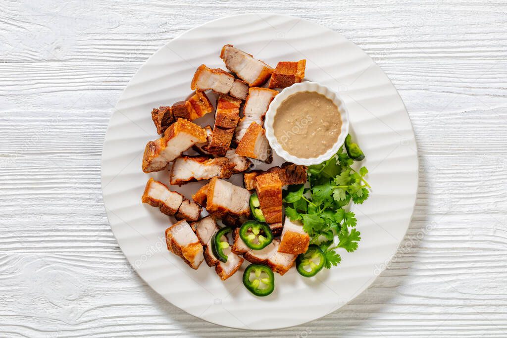 Lechon Kawali, filipino crujiente vientre de cerdo frito con salsa de ...