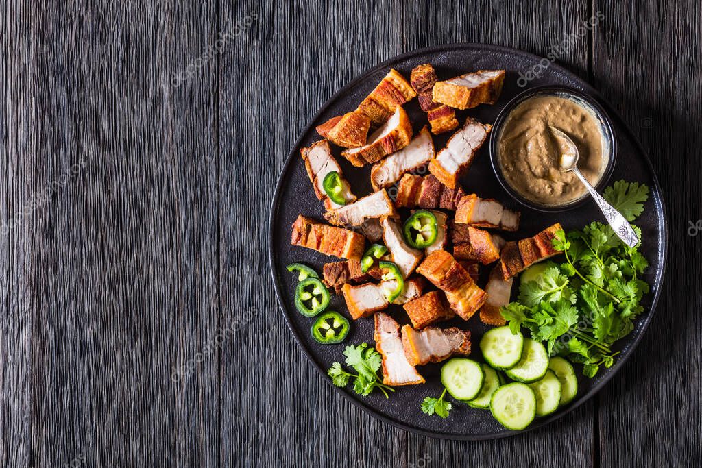 Lechon Kawali, filipino crujiente vientre de cerdo frito con salsa de ...