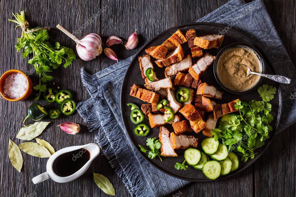 Lechon Kawali, filipino crujiente vientre de cerdo frito con salsa de ...