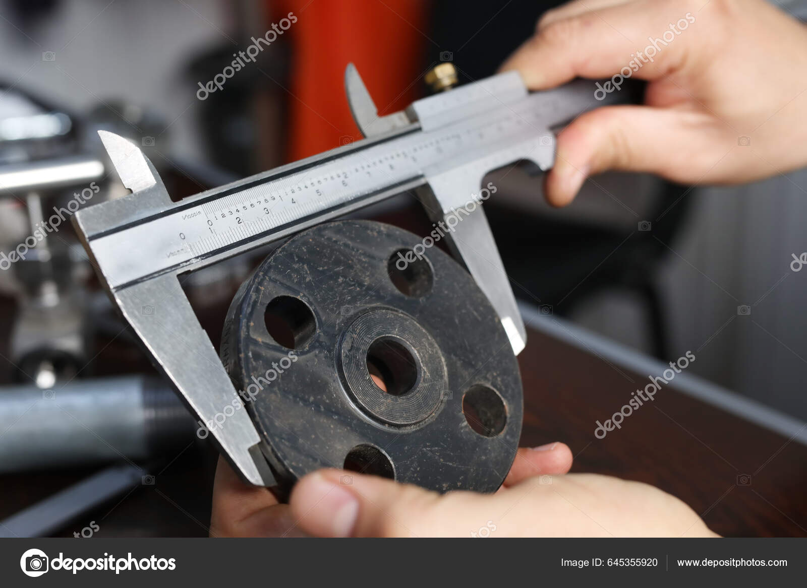 Worker Measuring Outer Diameter Flange Vernier Caliper Gauge Vernier ...