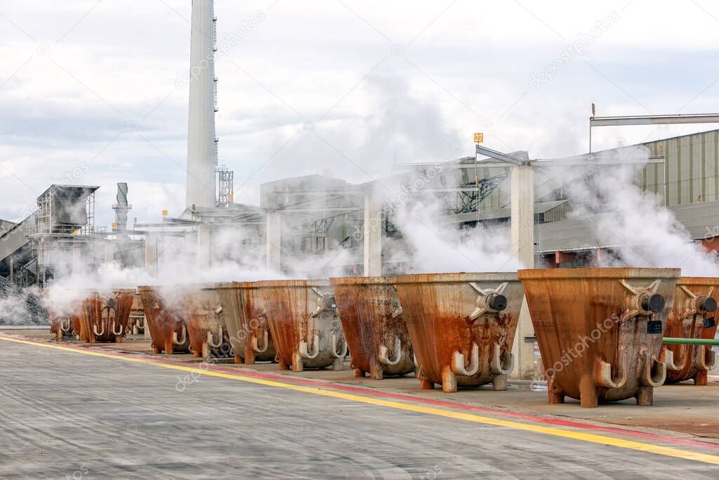 Macetas de la escoria de cobre. El crisol es una metáfora monocultural ...