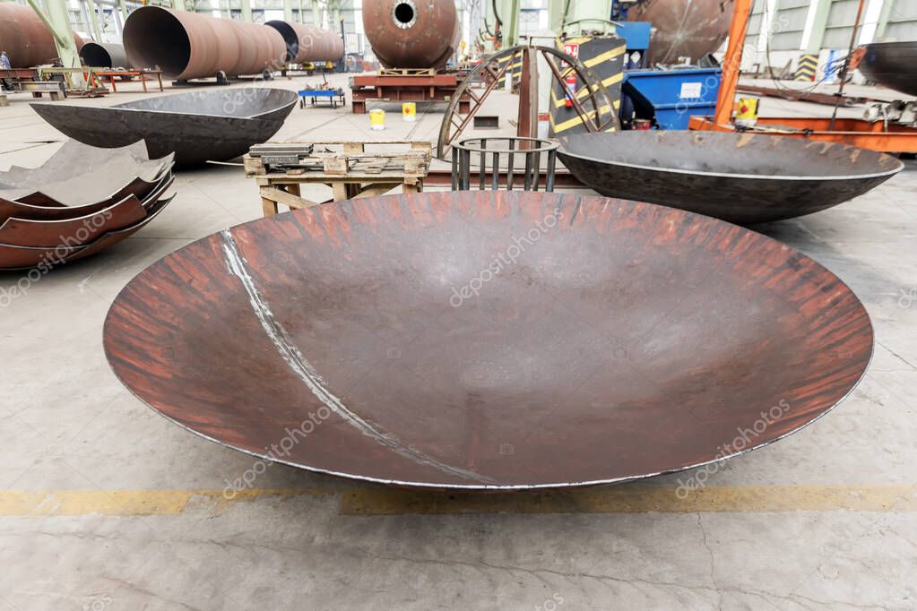 View of the torispherical (or flanged and dished head), hemispherical ...