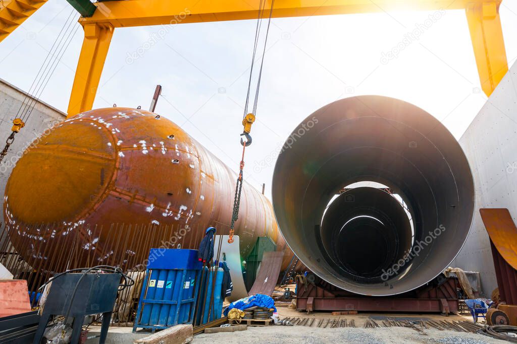 Vista de la fabricación de un gran tanque de gas licuado de petróleo ...