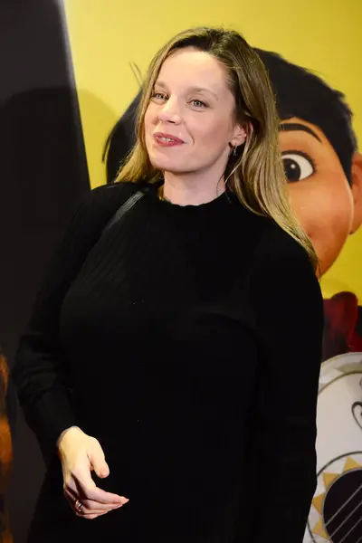 Alex de la Iglesia y Carolina Bang posando para los medios durante el ...