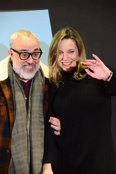 Alex de la Iglesia y Carolina Bang posando para los medios durante el ...
