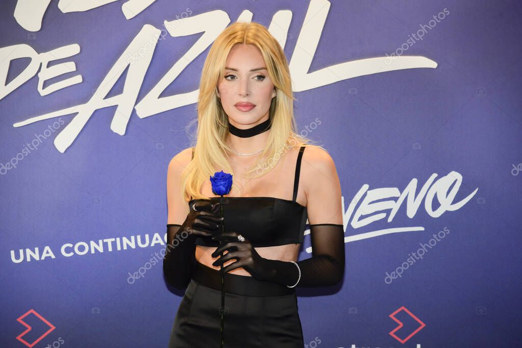 Alex Saint posando durante el estreno de la serie de televisión ...